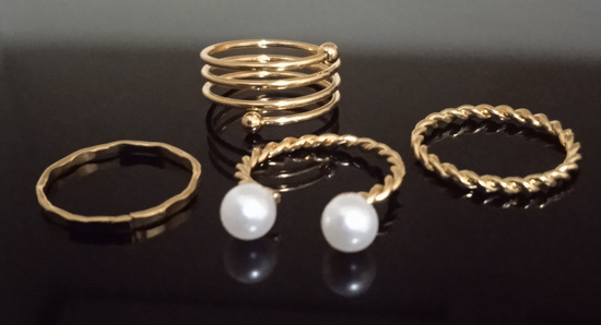 Set prstenja u boji zlata