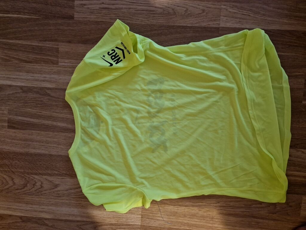Orginal Nike majice drečavo zelene jos lepse uzivo 2 komada imam cena