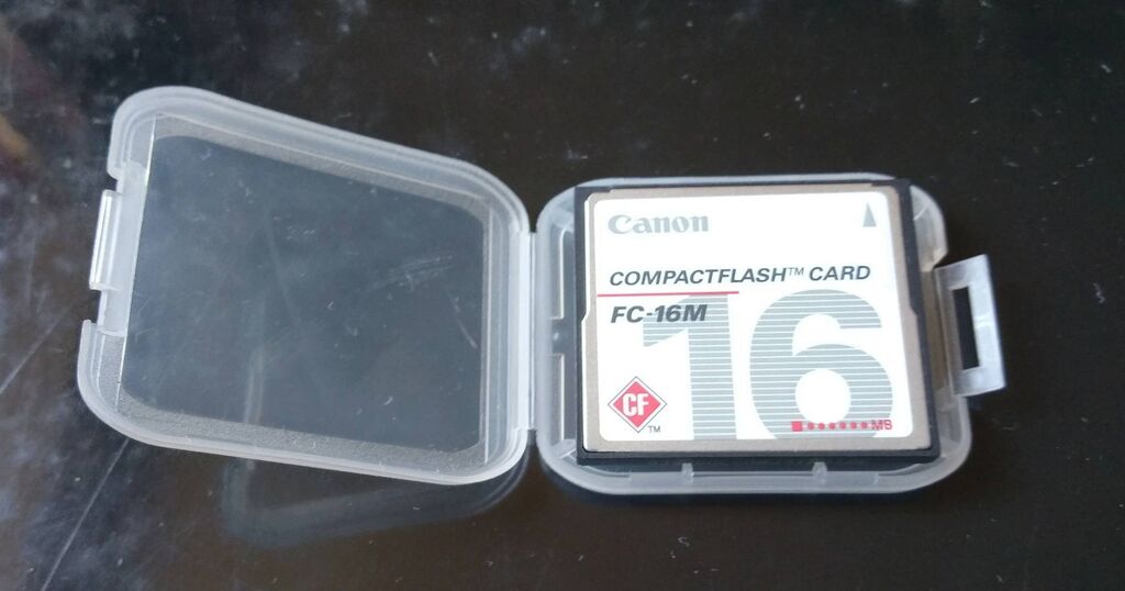 Kutijica za Compact flash karticu Imam 2 komada 100 din/kom prodaje