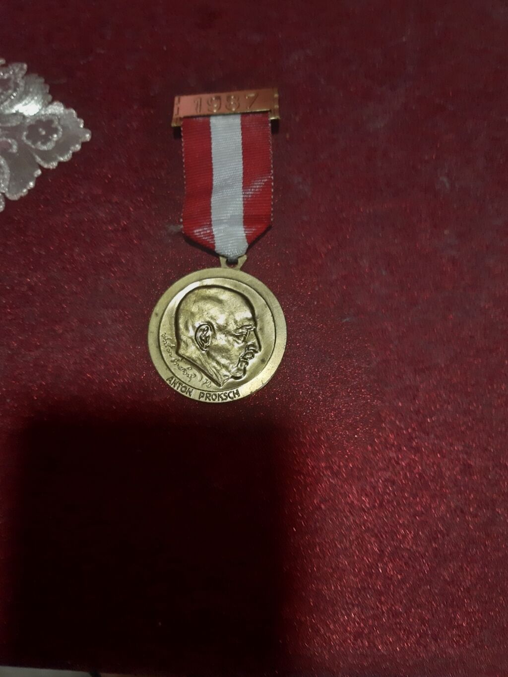 Medalja iz godine 1987 pise cija je na njoj srecno