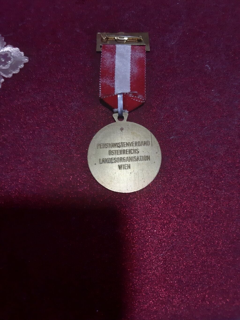 Medalja iz godine 1987 pise cija je na njoj srecno