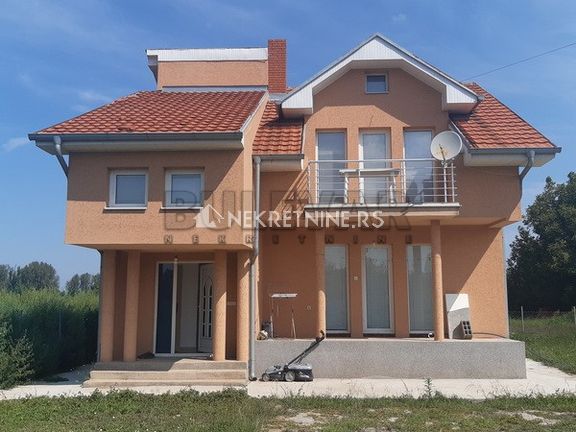 Odlična porodična kuća, 220m2, 6,38 ari placa, Deveti Maj