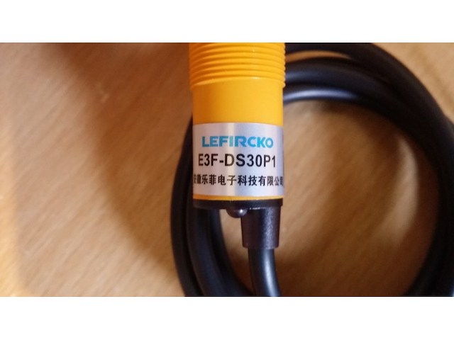 Fotoelektrični senzor-prekidač E3F-DS30P1 PNP NO