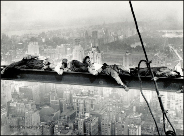 Radio city workers nap, uramljena slika 60x80cm