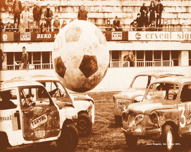 Stari Beograd, fudbal sa ficama na tas majdanu 1976., uramljena slika 30x40cm i 40x50cm