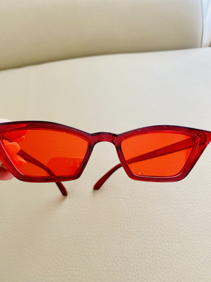Crvene naočare sa neon crvenom bojom