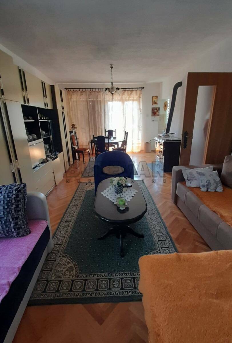 Lepa, novija kuća, 130 m2, plac 698 m2, na ravnom delu Mramorskog brda