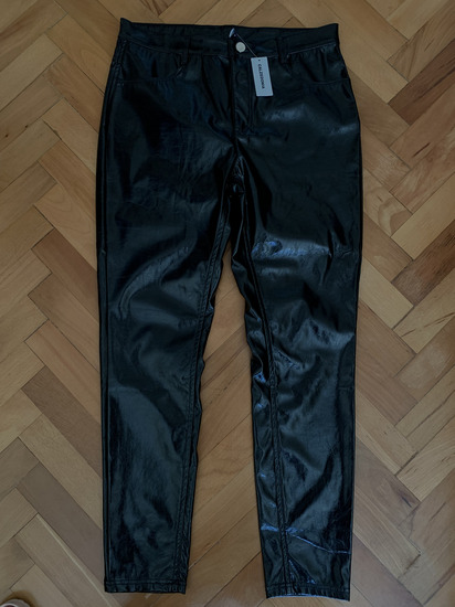 Crne lakovane pantalone