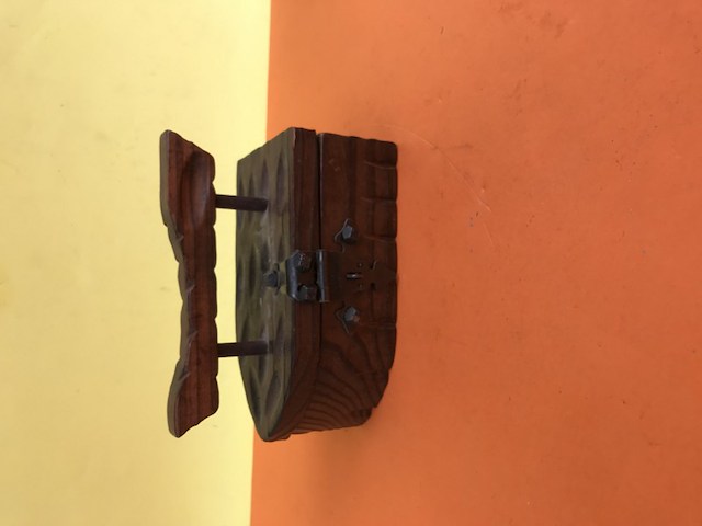 Drvena kutija u obliku pegle na zar
