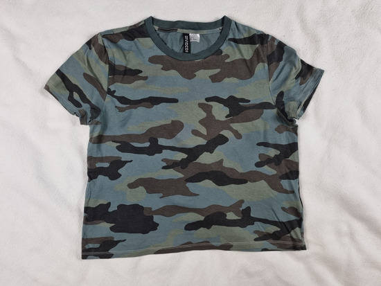 H&M maskirna crop majica