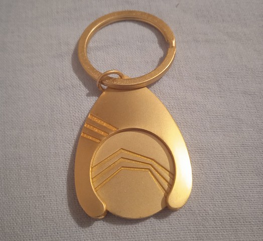 Privezak za ključeve zlatne boje