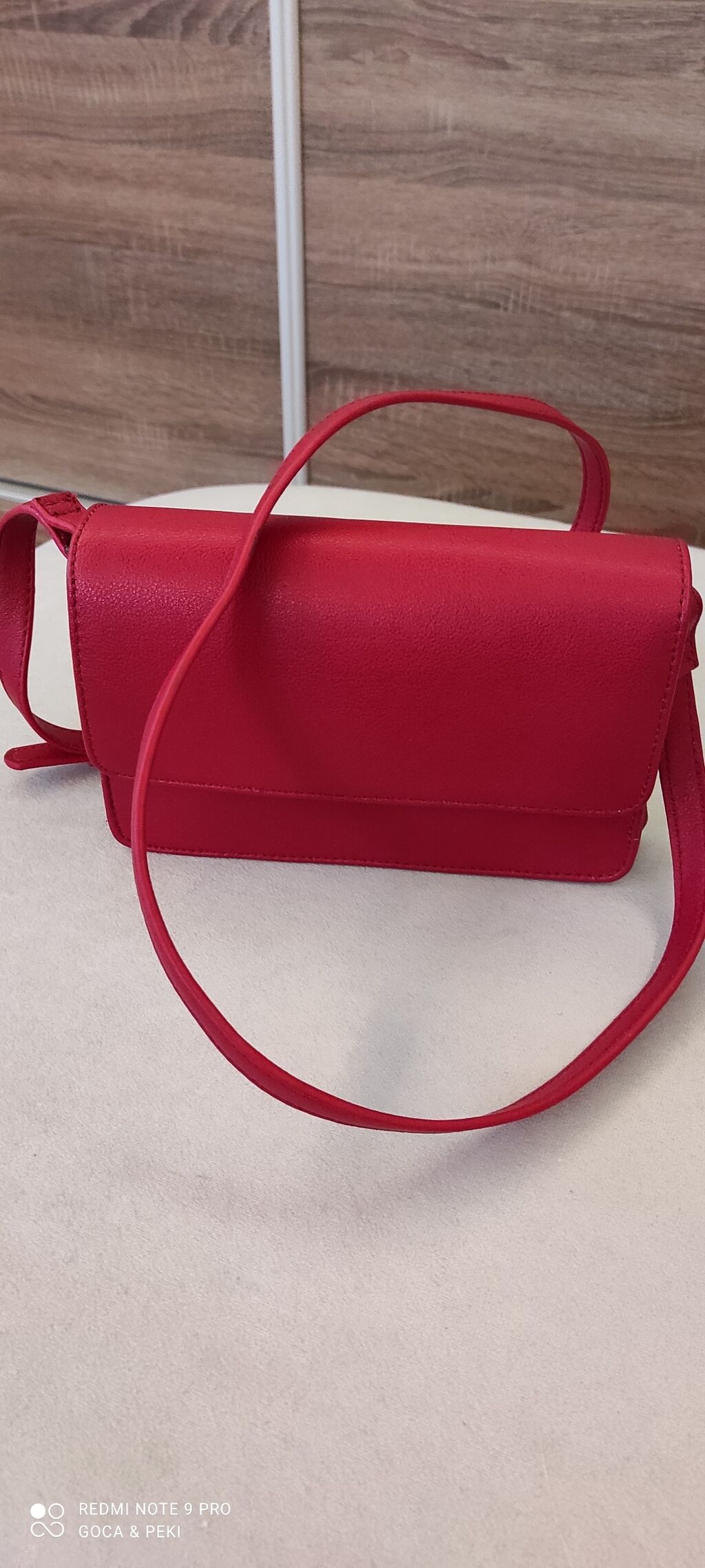 PIECES nova crvena torbica, dugačak podesivi kaiš. 20cm X 14cm X 5cm