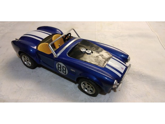 Maisto Cobra 427,1:24,fali:hauba(Stavljena druga plasti