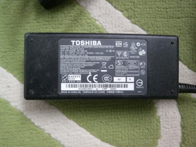 TOSHIBA ADAPTER PUNJAČ 15V. 6A. TOP