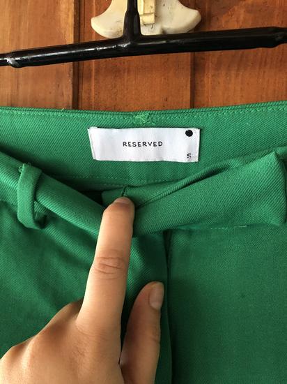 Reserved elegantne zelene pantalone