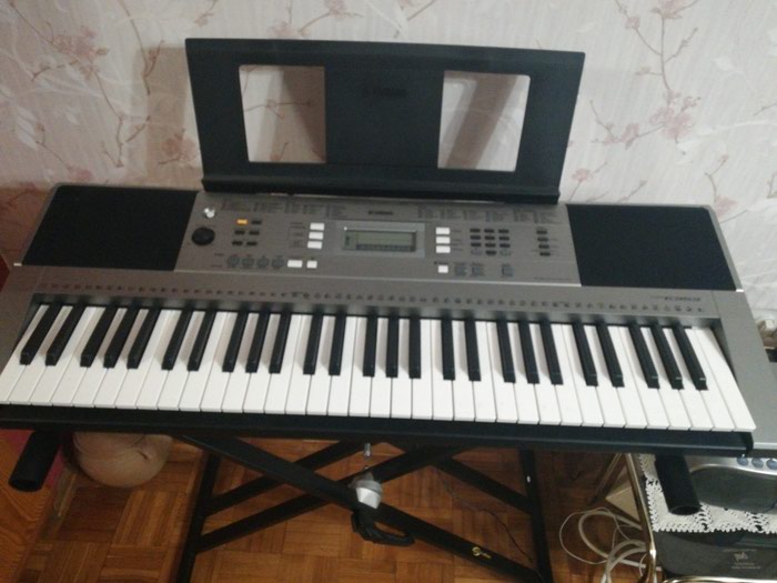 Klavijatura Yamaha PSR E353, zajedno sa stalkom Soundsation KS-25