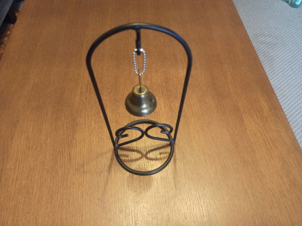 Lep ukras - malo zvono sa postoljem. Prečnik zvona 4cm, visina
