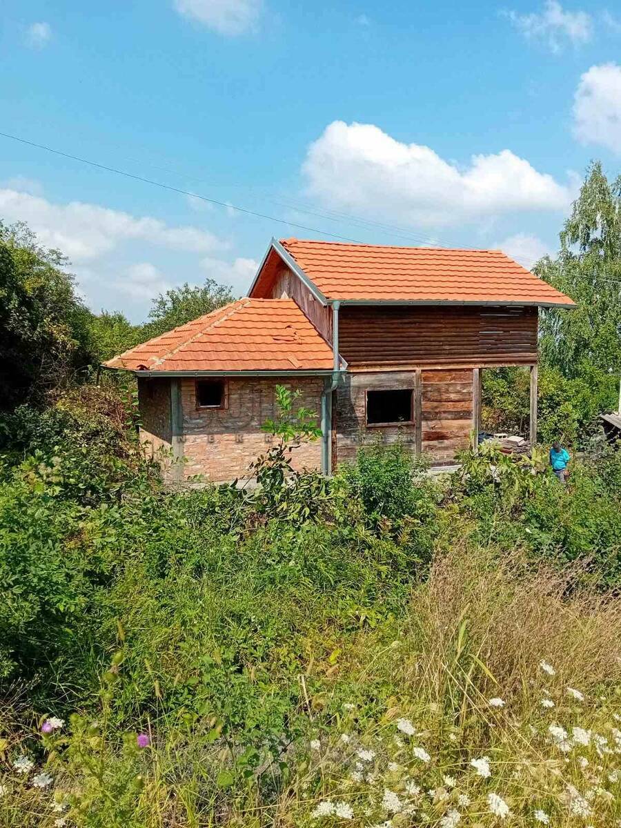 Plac sa vikendicom u Drenovcu kod Kragujevca - površina placa 493 m2, građev