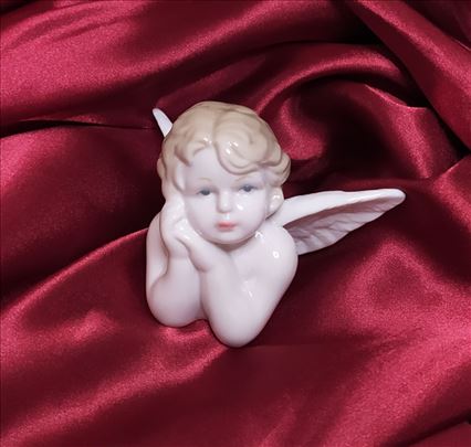Porcelanska figurica anđela