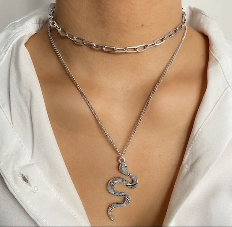 Ogrlica srebrne boje sa priveskom zmije Moguće lično preuzimanje bg