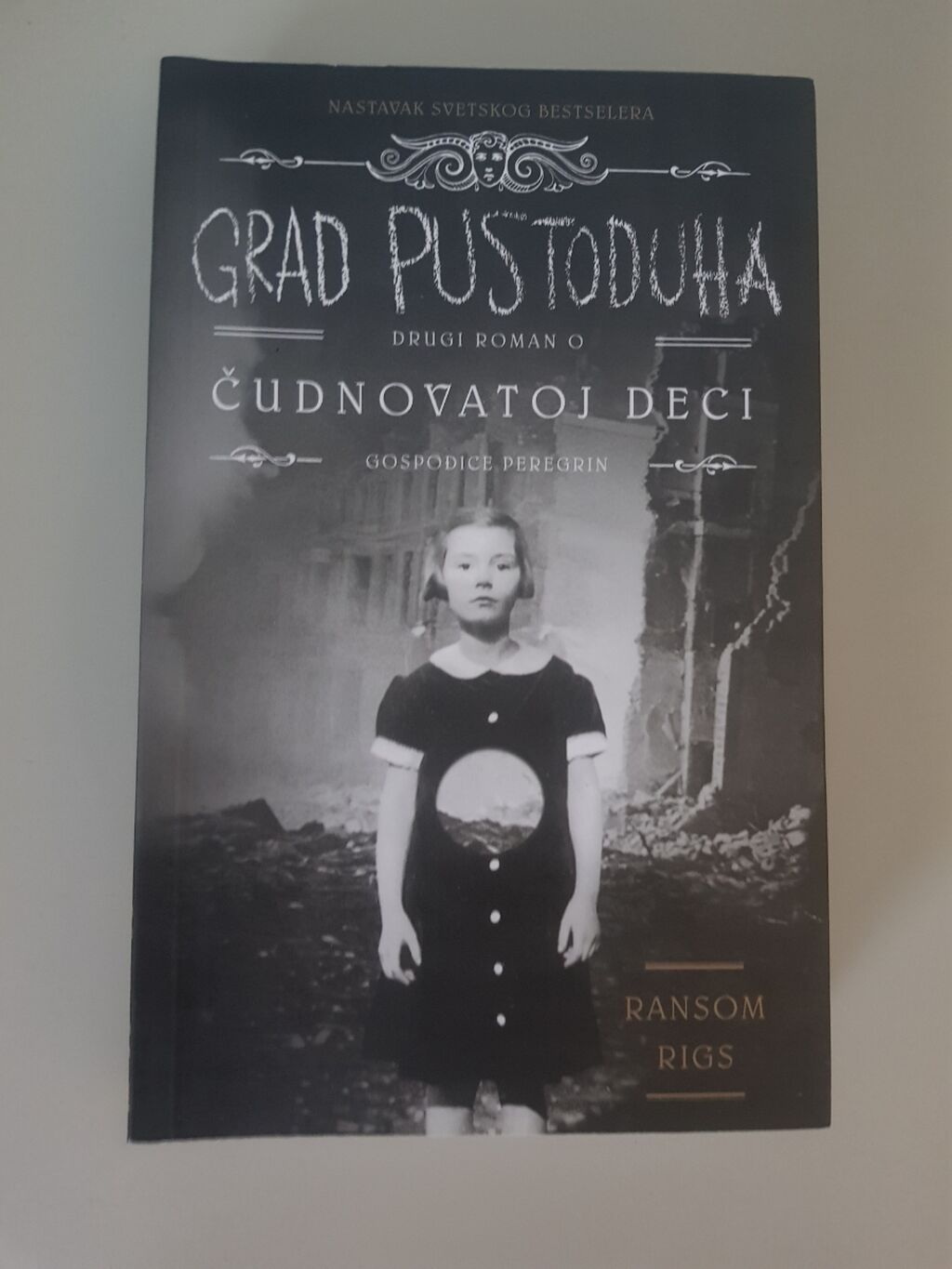 Knjiga za tinejdžere "Grad pustoduha: Drugi roman o čudnovatoj deci