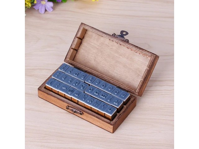 *P592-   Drvena kutija sa 30 pečata ,mala slova