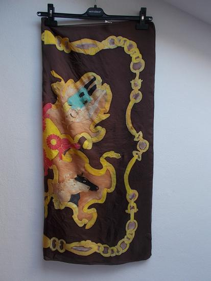 rucno oslikana marama od svile,motiv konji