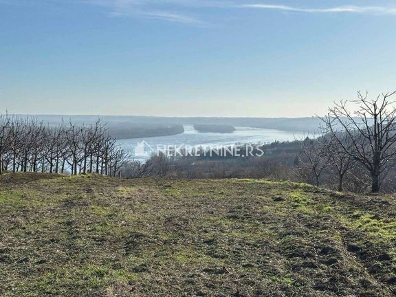 ODLICAN PLAC SA POGLEDOM NA DUNAV-BEZ PROVIZIJE