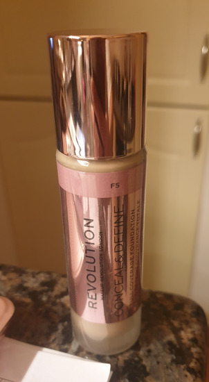 NOV Revolution Conceal&Define tečni puder