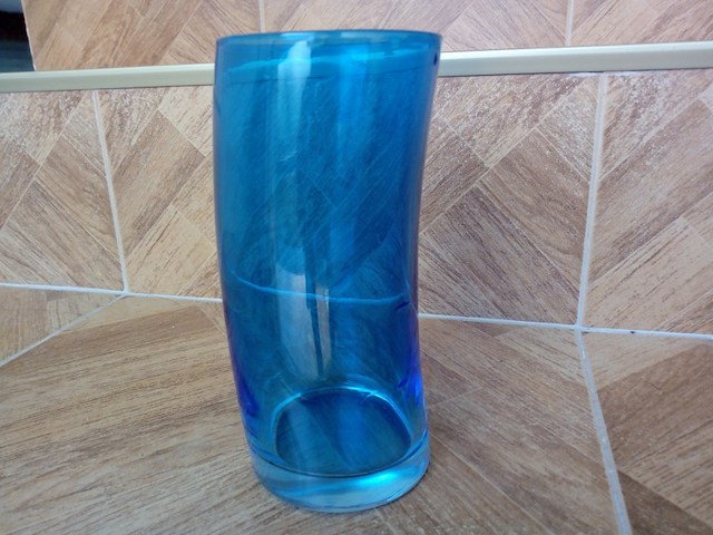Stara uvijena plava čaša (vaza?)