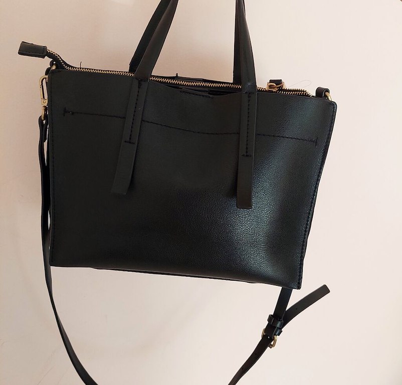 Zara crna torba Dimenzije: 32×22cm