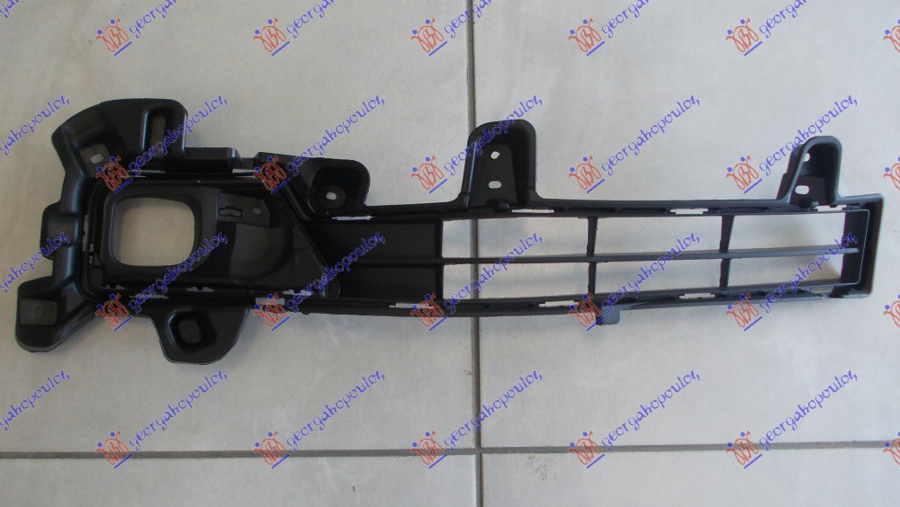 RESETKA PREDNJEG BRANIKA SA RUPOM ZA MAGLENKI Desna str. TOYOTA LAND CRUISER 200 V8 (J14) (2015-) (OEM: 53103-60010, 5310360010)