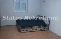 Sremska Kamenica-Uknjižen Dvorišni stan 83 m2 za Renoviranje blizu Dunava-065/385 8880