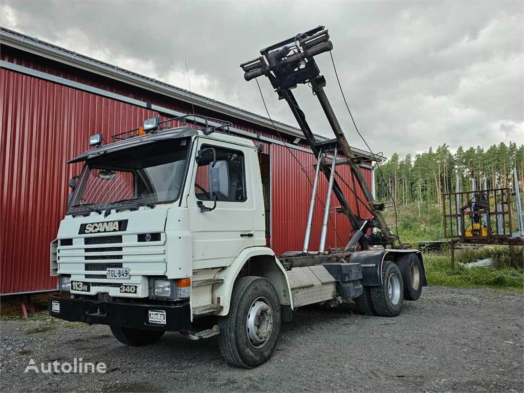 Scania 113H kamion sa kukom za podizanje tereta
