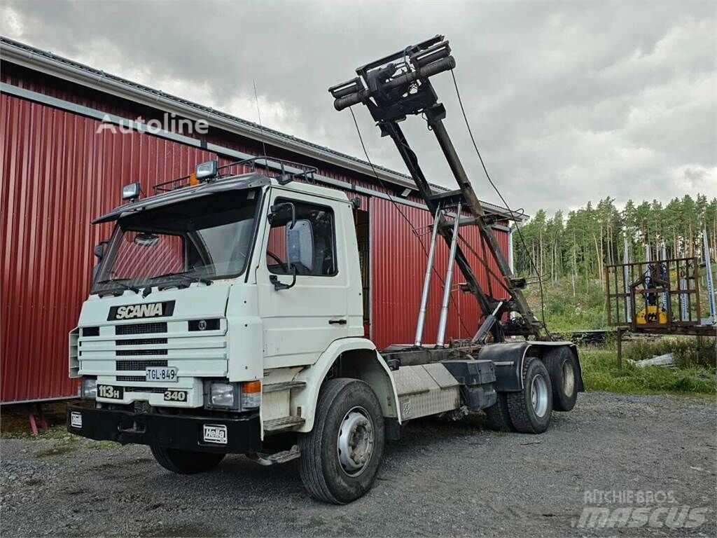 Scania 113H kamion sa kukom za podizanje tereta