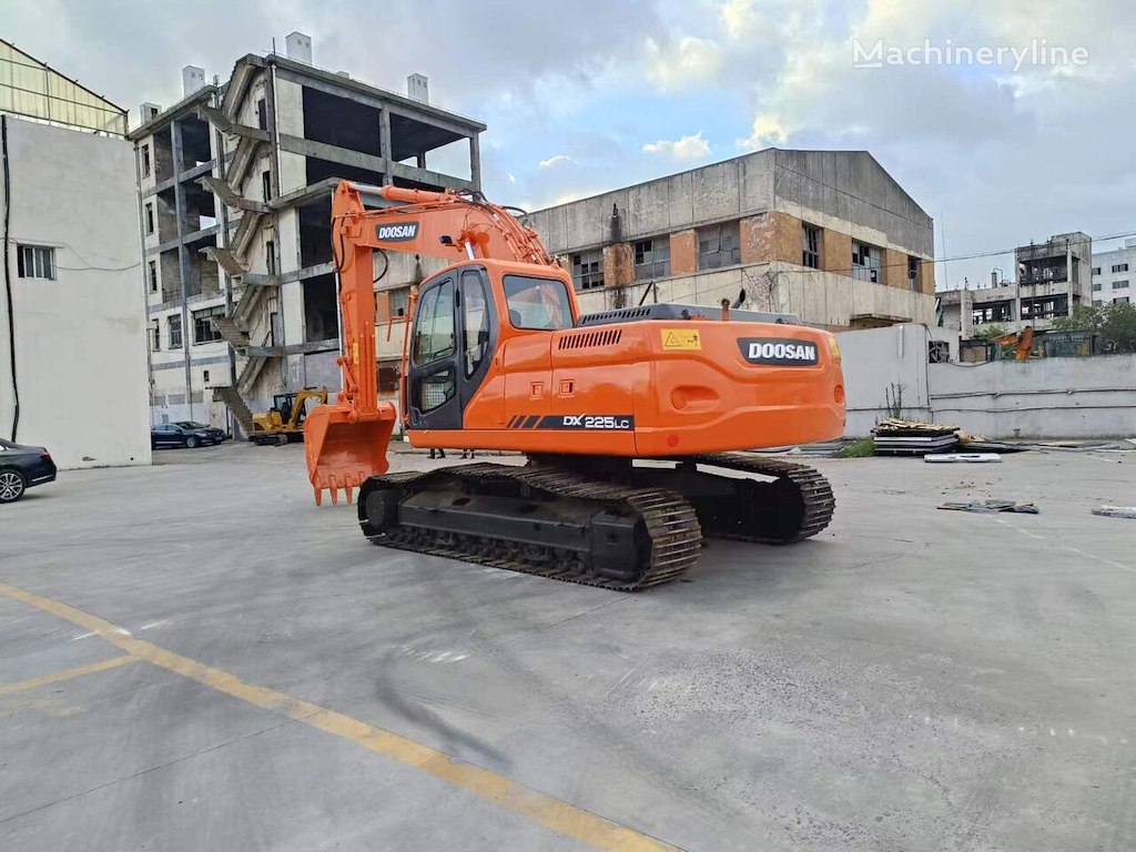 Doosan DX225 bager guseničar