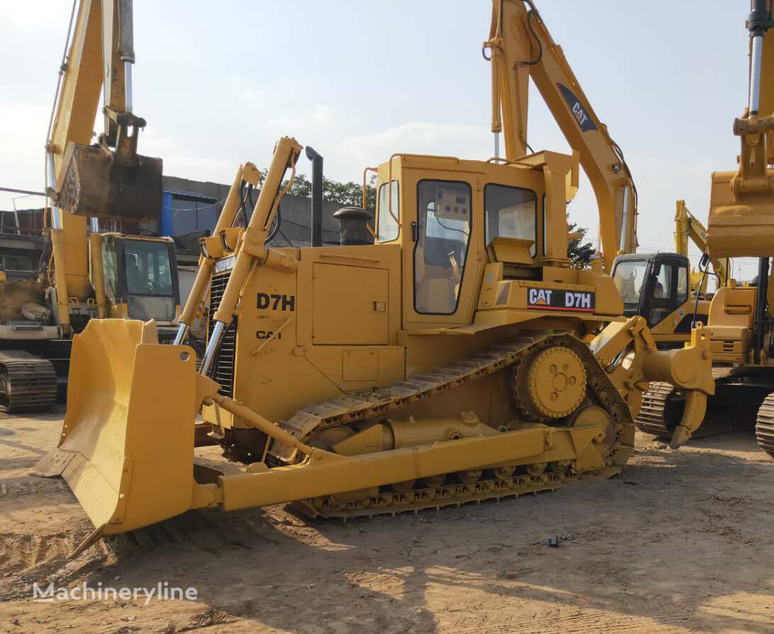 Caterpillar D7 buldožer