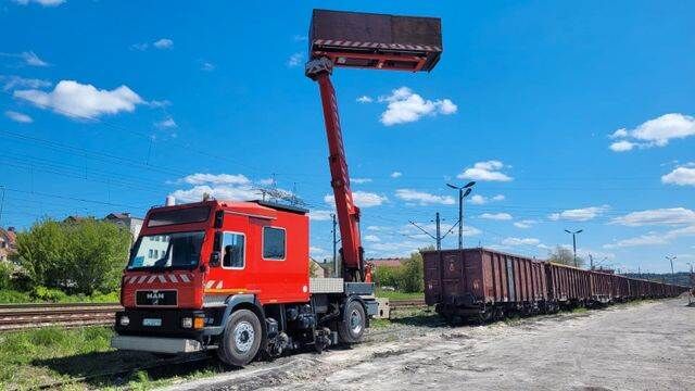 MAN 18.280 4x4 TWO RAILWAY SCHIENEN PLATFORM auto dizalica s korpom