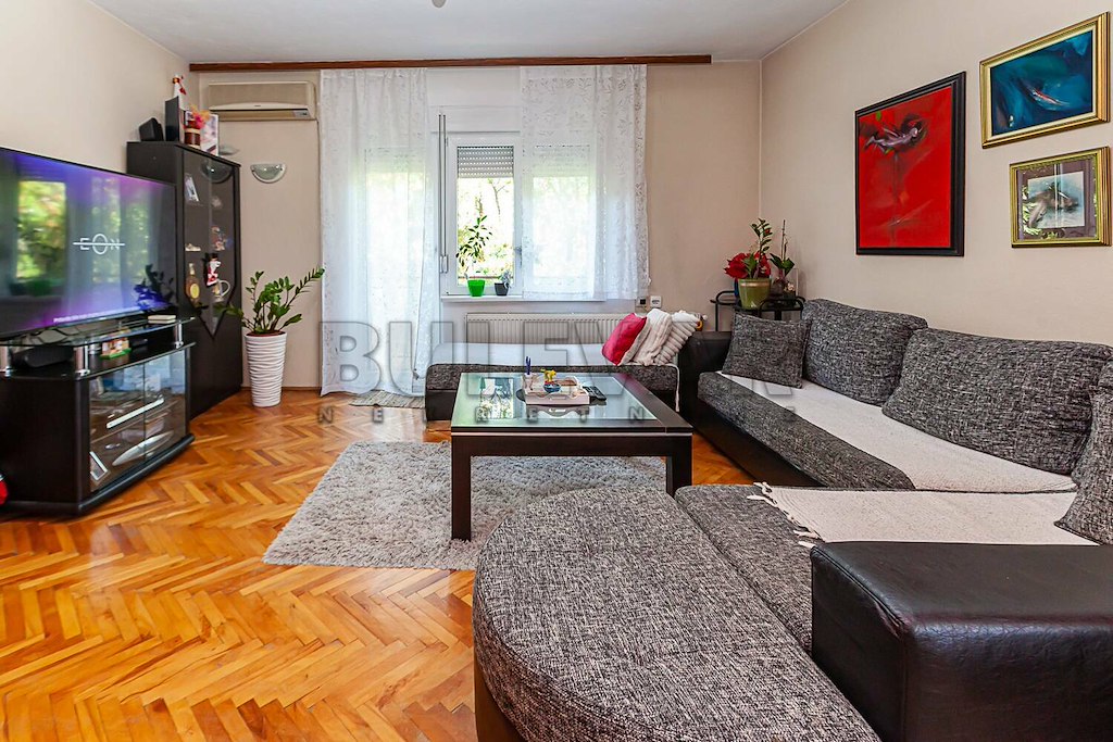 KUĆA NA BUBNJU, kod hotela Tami Residence, dvorište 118m2, 186m2