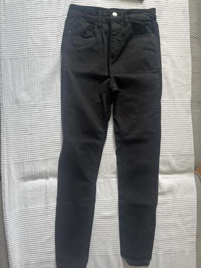 Stradivarius crne pantalone