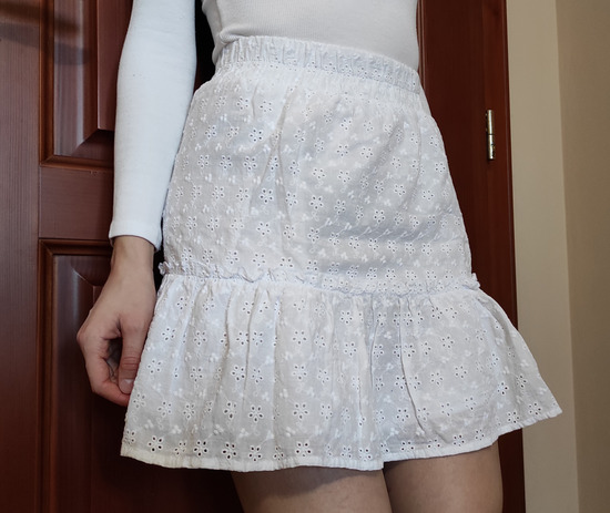 Postavljena bela suknjica