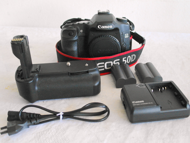 Canon EOS 50D (telo) + Battery Pack + 2 baterije + punjač