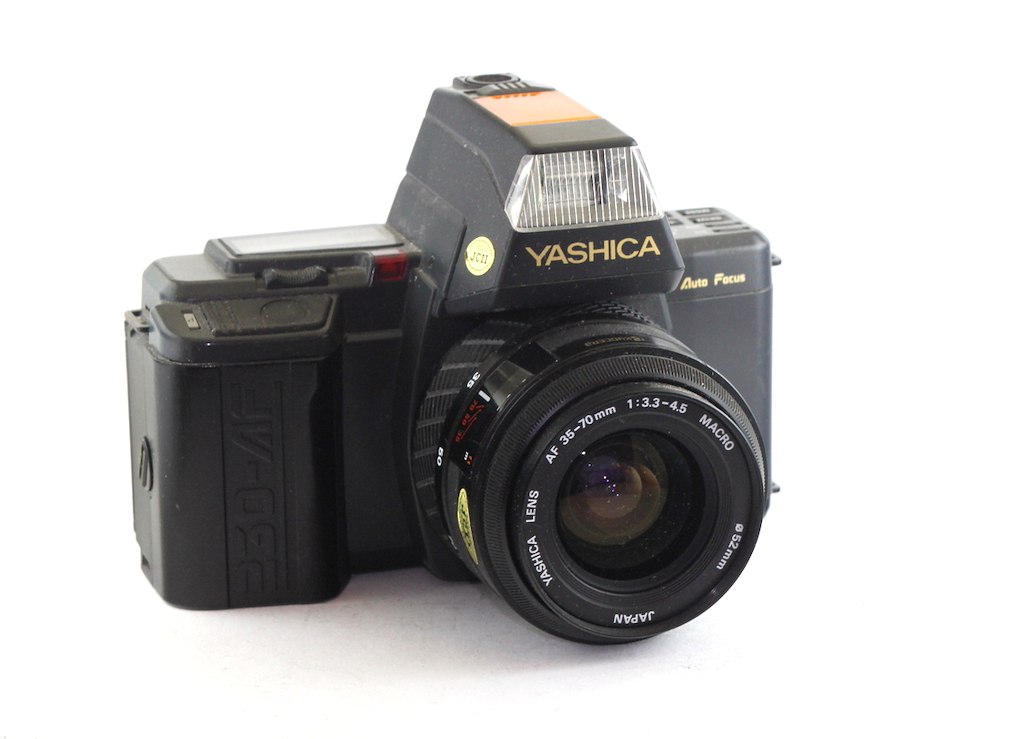 Yashica 230 AF + 35-70mm f/3.5-4.5 + Blic