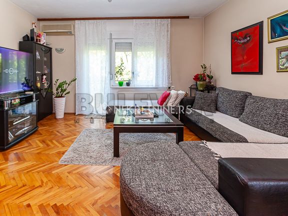 KUĆA NA BUBNJU, kod hotela Tami Residence, dvorište 118m2, 186m2