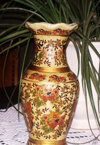 Starinska rucno oslikana vaza visine 21 cm