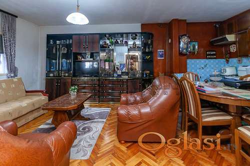 Dve kuće u zajedničkom dvorištu, Kičevo, 300 m2