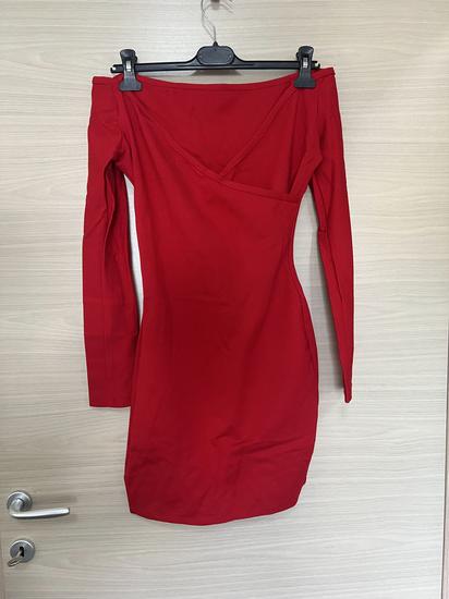 Crvena haljina uslka za svečane prilike