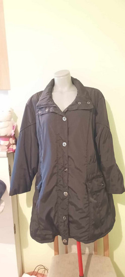 Crna zimska jakna,velicina 46-48 ili 2 XL