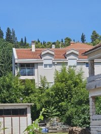 Prodajemo renoviranu kuću, 307m2 na placu od 322m2, naselje Gorica C, u ulici Vukice Mitrović.
