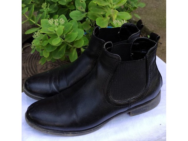 Crne duboke cipele sa elastikom br.37